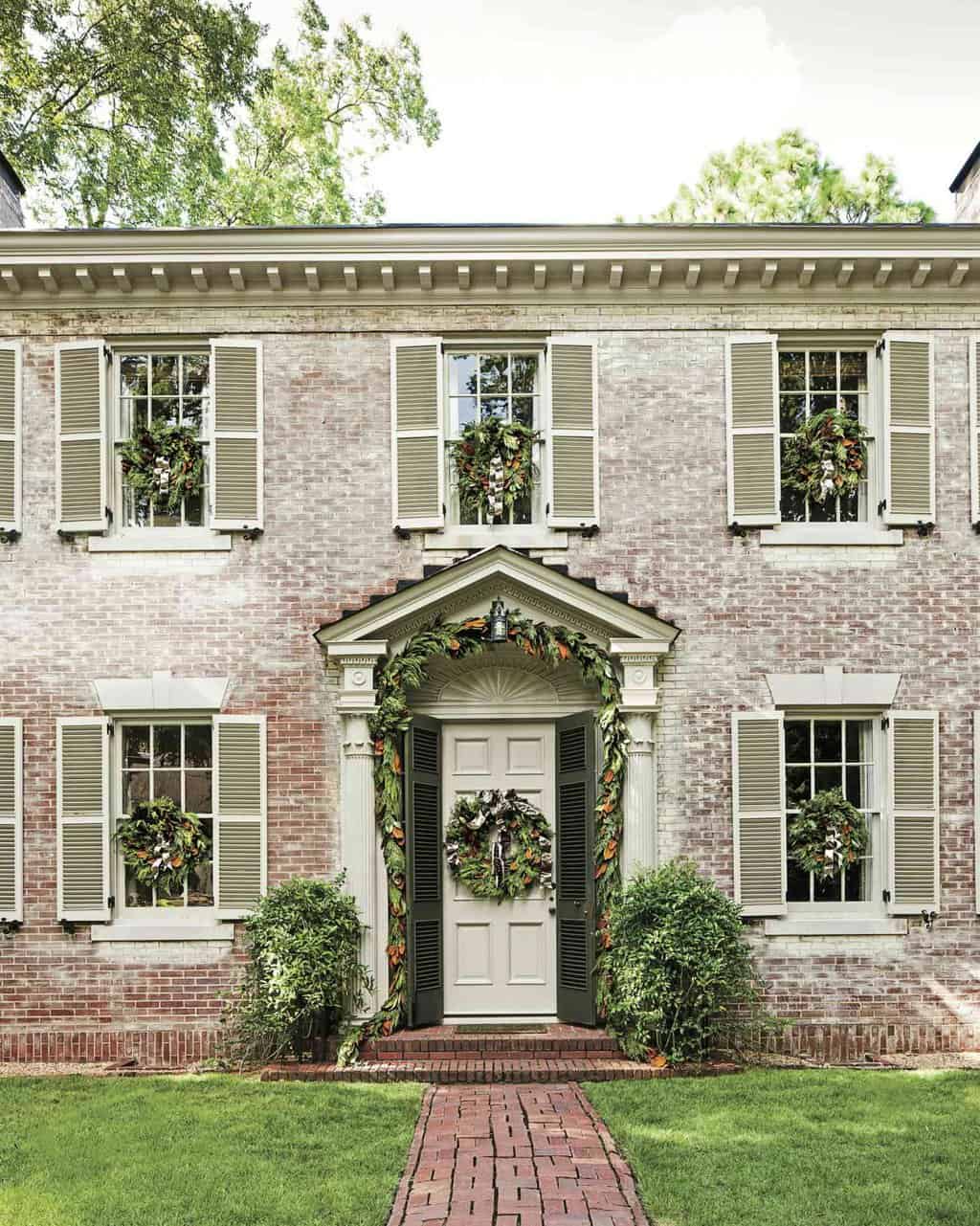 10 Christmas Wreaths For Windows - Chrissy Marie Blog